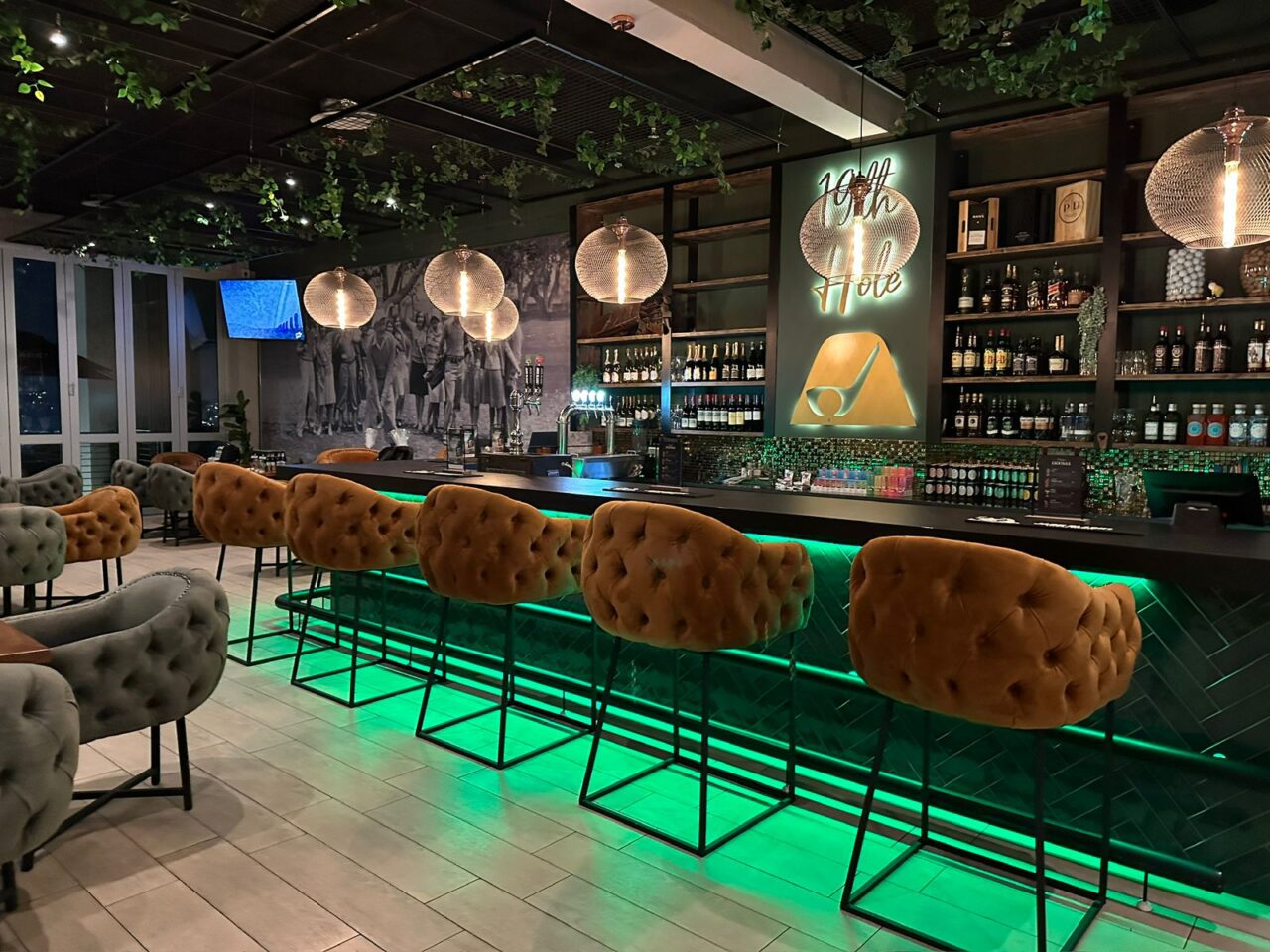 Golf Bar - Premium Indoor Golf Experience